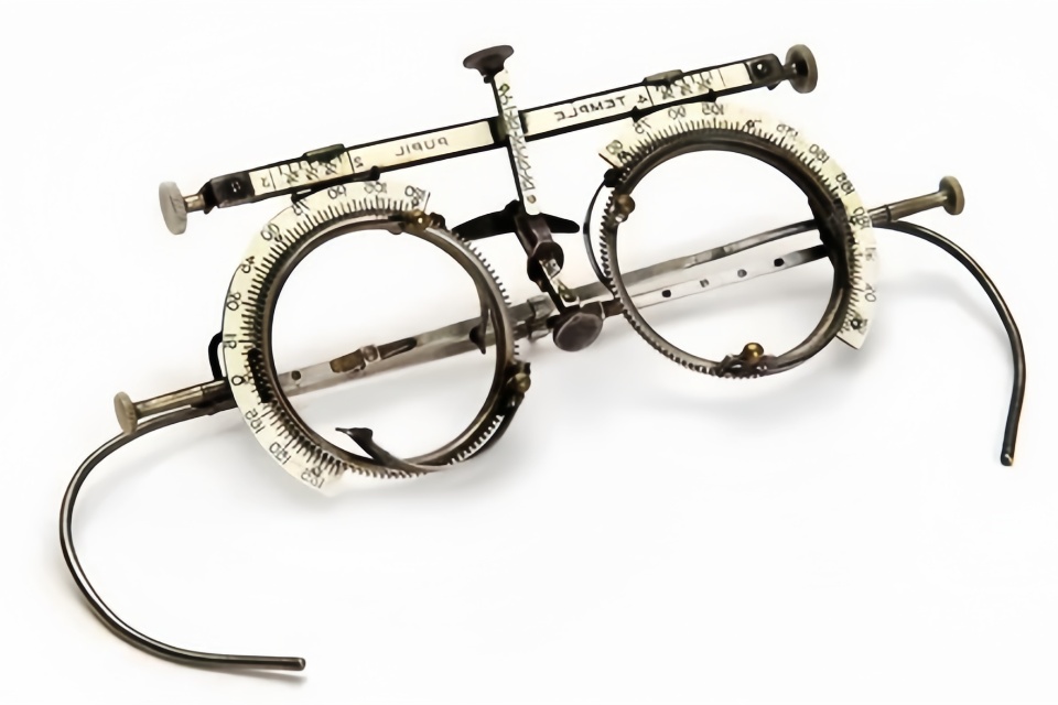 The History Of Eyeglasses And Sunglasses: Who Invented Glasses?